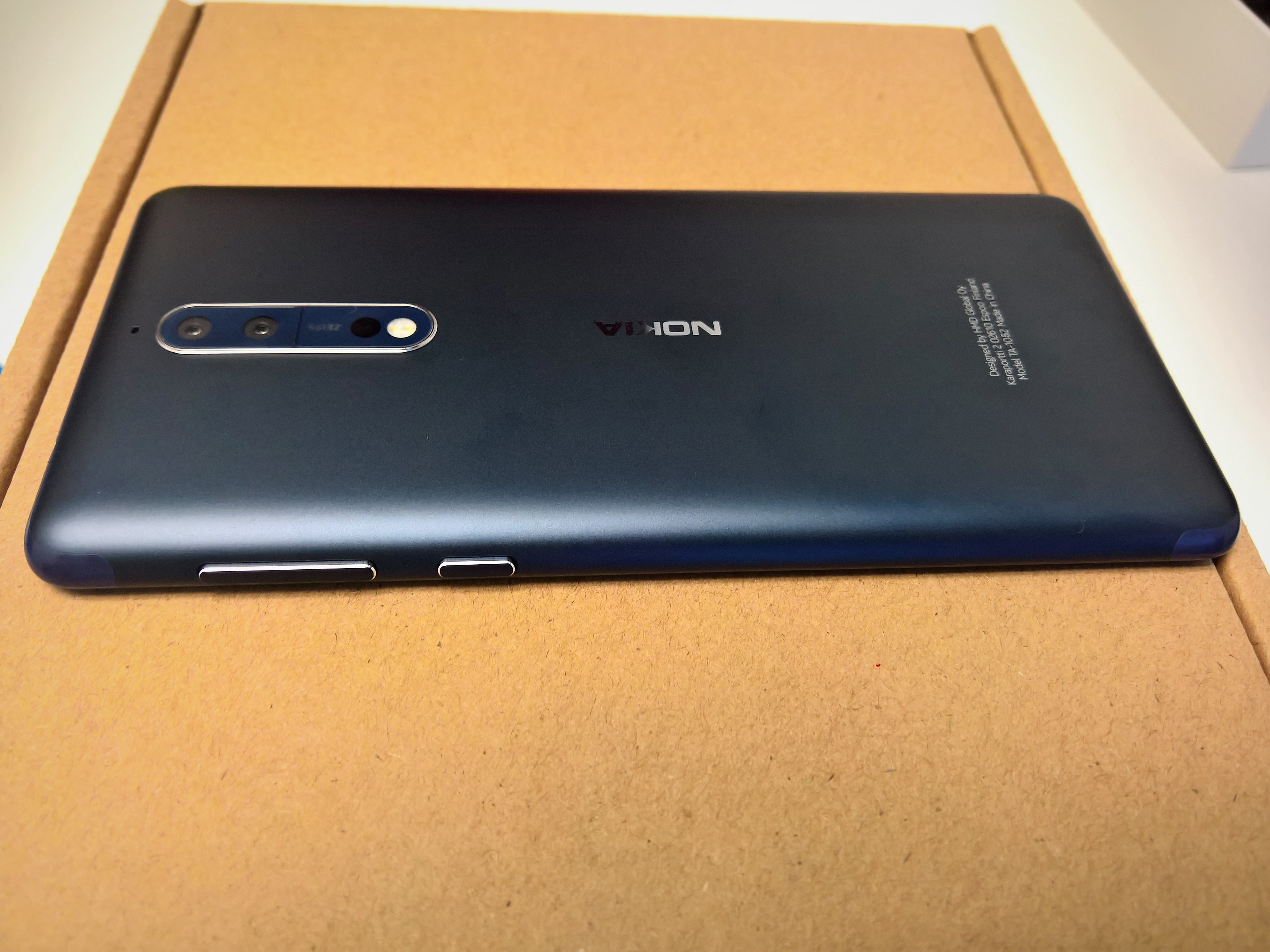 等候多時的旗艦機: Nokia 8 開箱 – ManHungTech