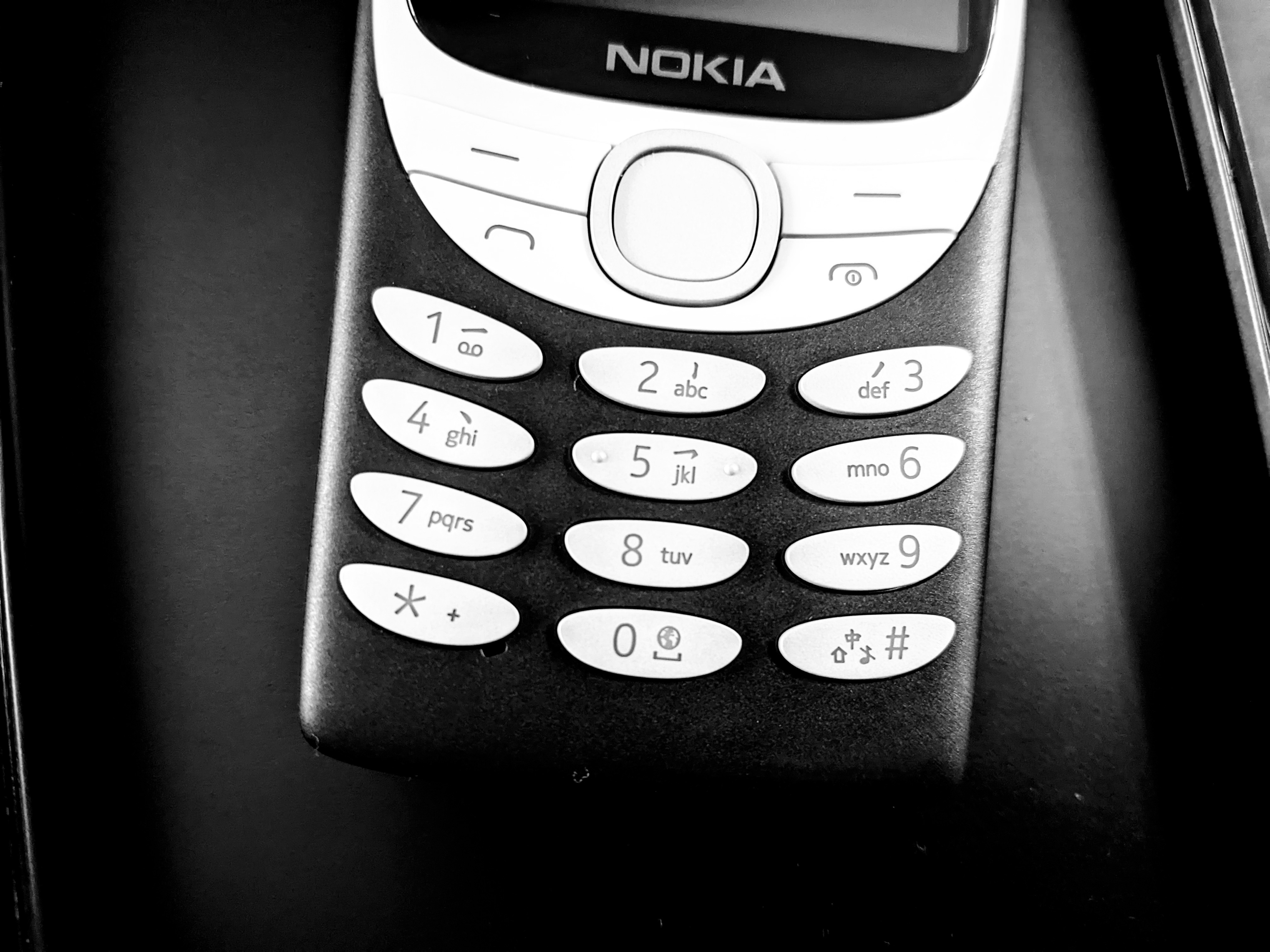 Live with Passion: Nokia 8210 4G 開箱 – ManHungTech